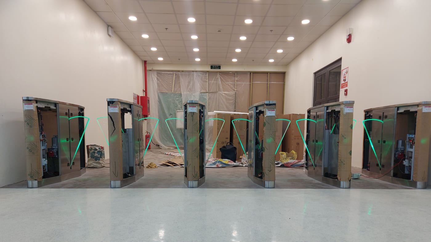 Hệ thống Kiểm soát Ra Vào với Flap Barrier & Cổng Xoay Full Height của ...